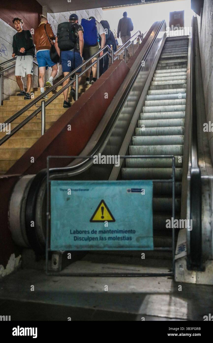 Several people at the train station during the blackout, April 28, 2025 ...