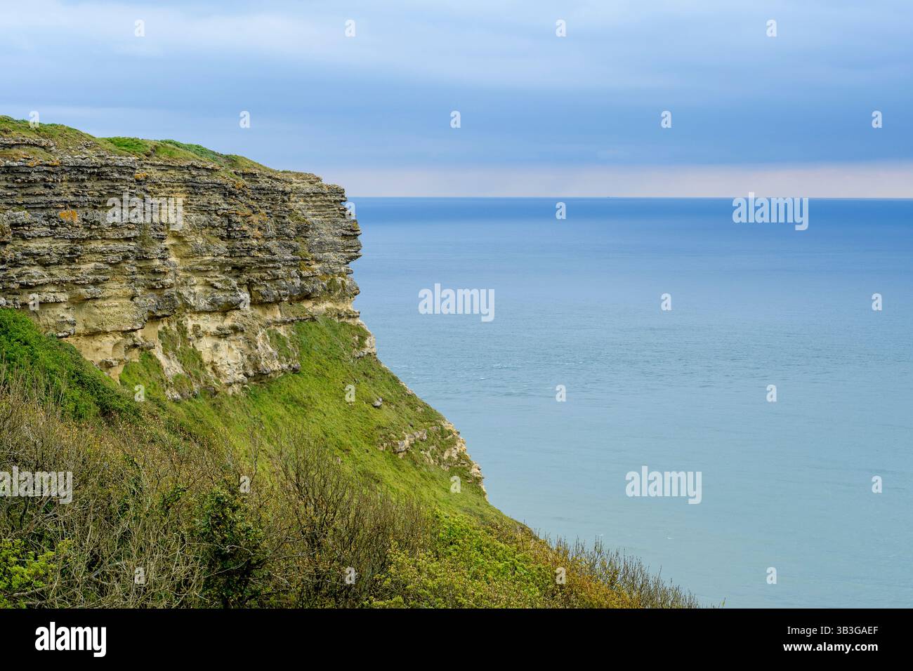 Layers of rock in cliff with sea and horizon Stock Photo - Alamy