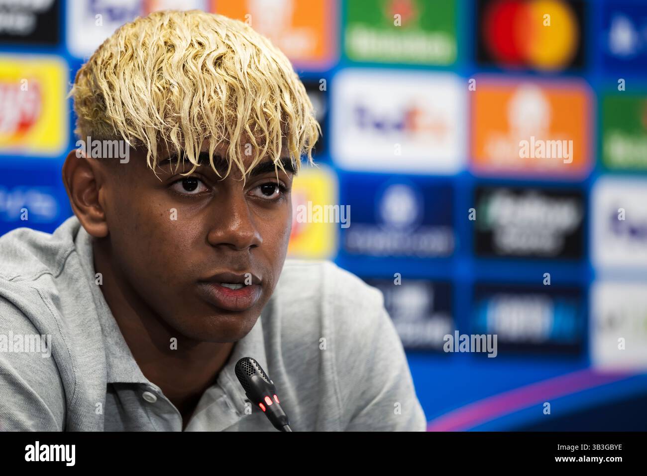 Lamine yamal barcelona headshot hi-res stock photography and images - Alamy