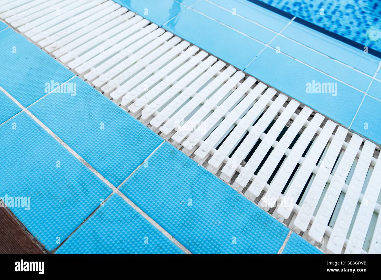 Modern swimming pool design with textured tiles and white slats ...