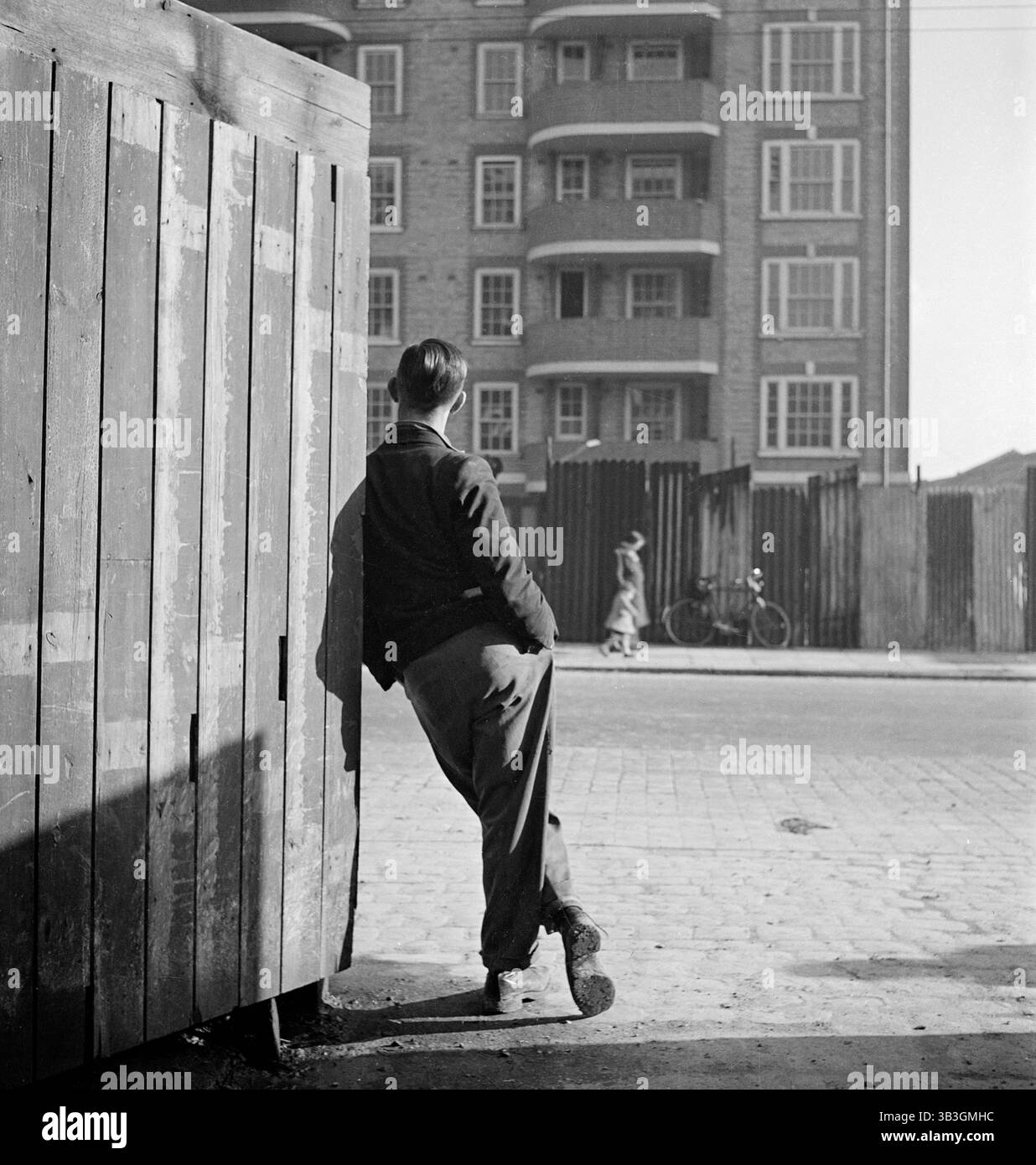 1950s exterior apartment building children hi-res stock photography and images - Alamy