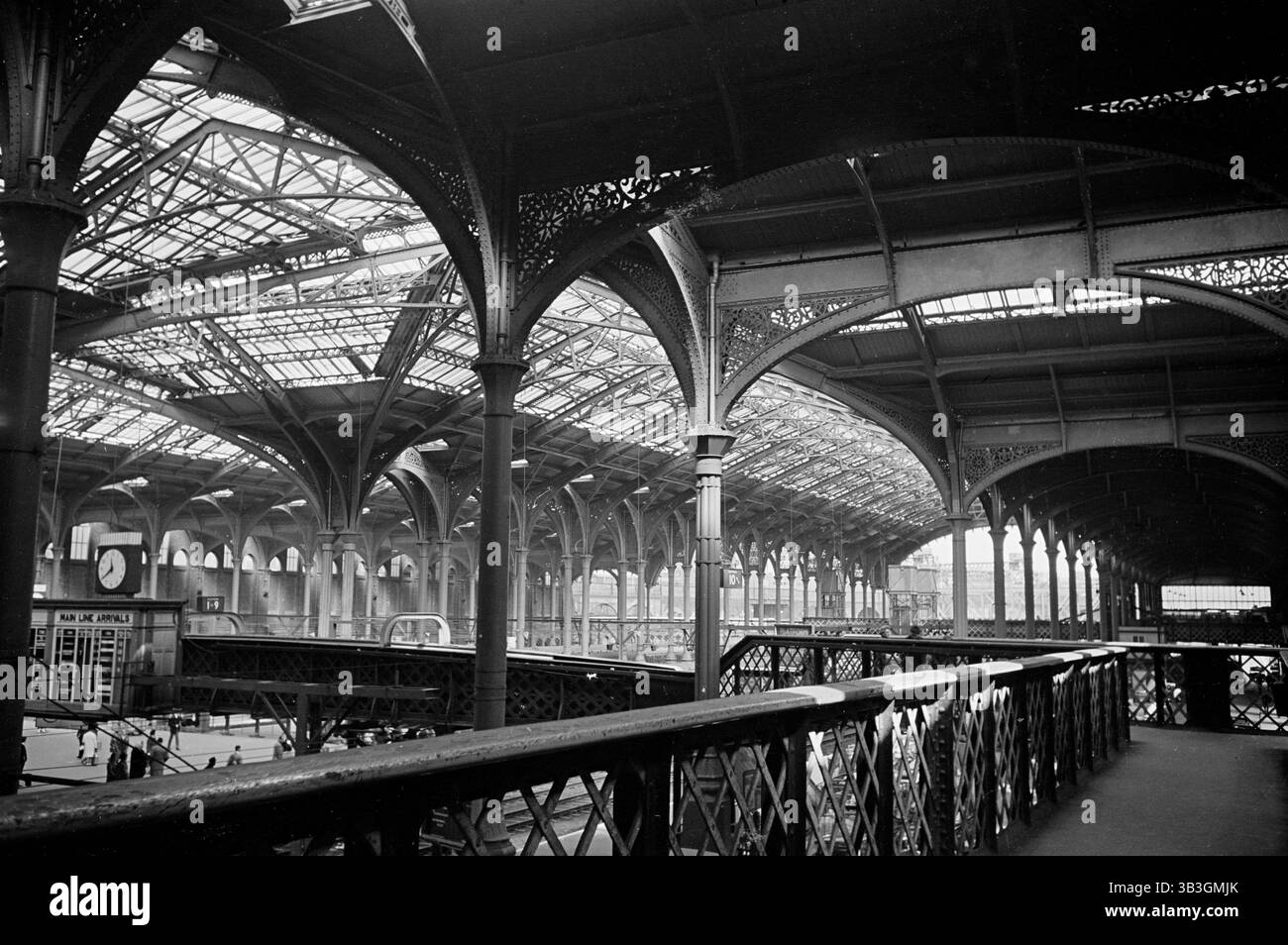 Train platforms inside london Black and White Stock Photos & Images - Alamy