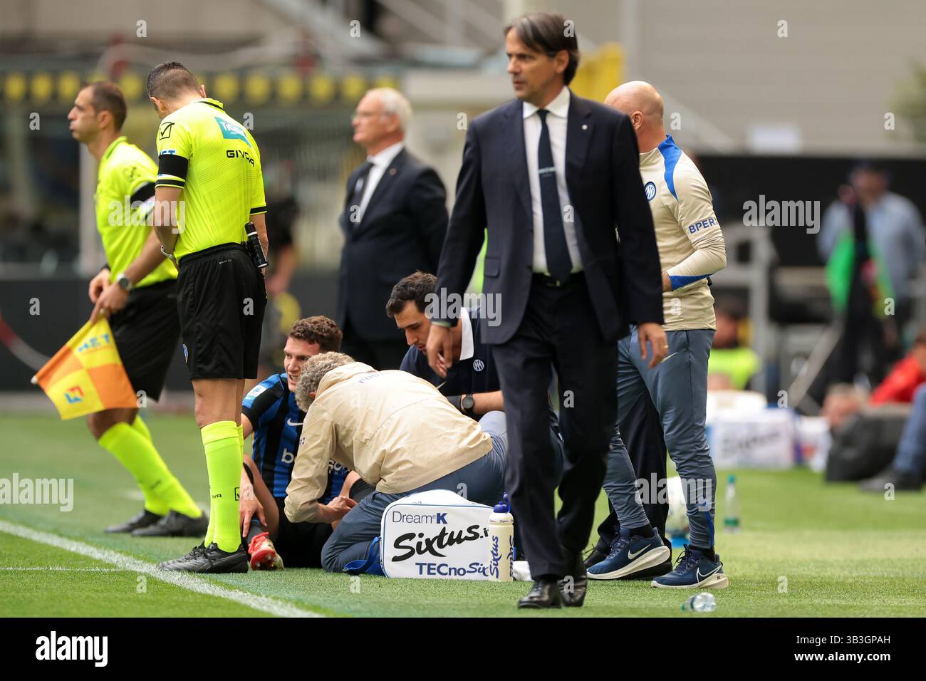 Milan, Italy, 27th April 2025. Benjamin Pavard of FC Internazionale ...