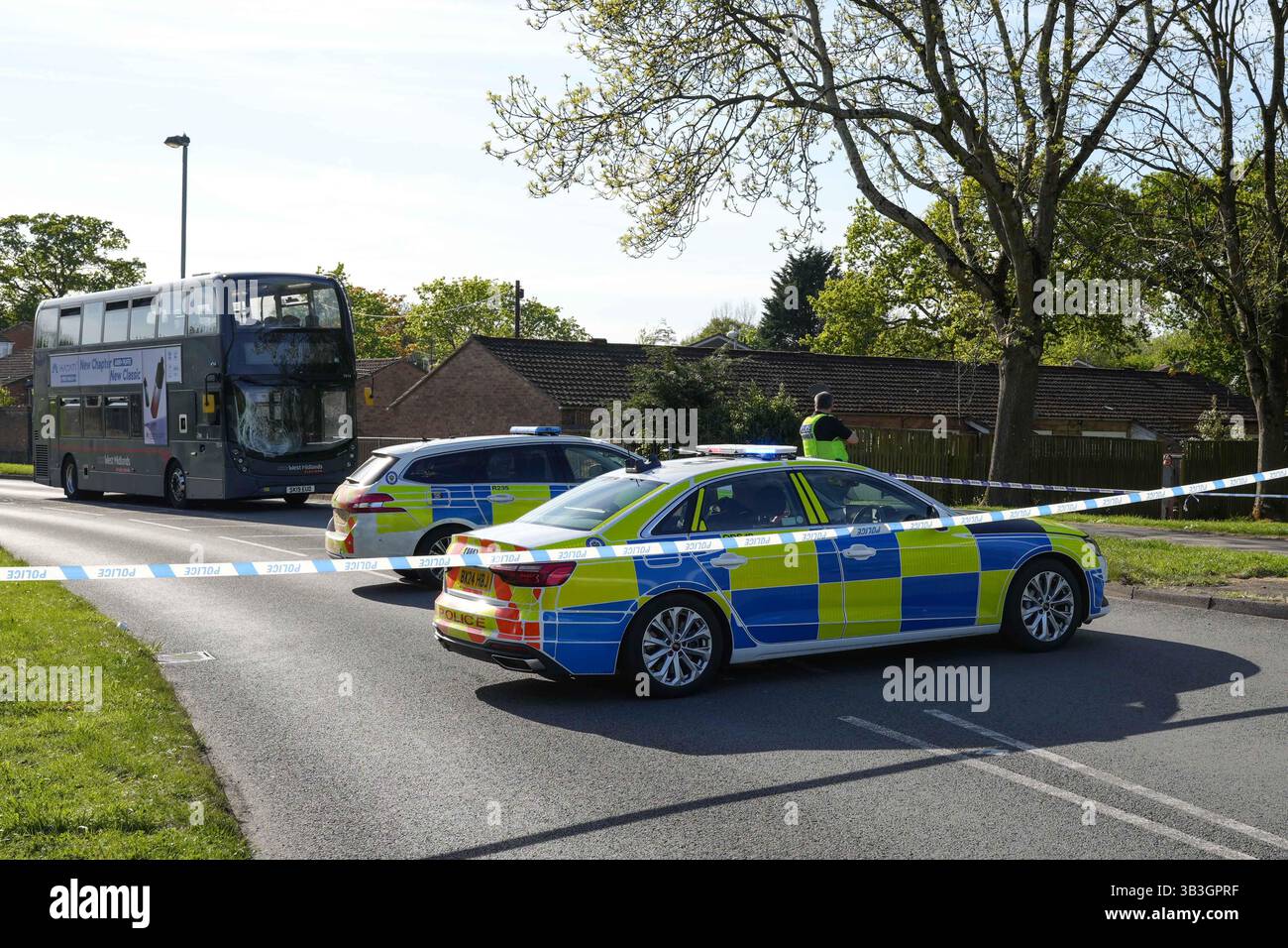 Arden Road, Rednal 28th April 2025. - West Midlands Police closed Arden ...