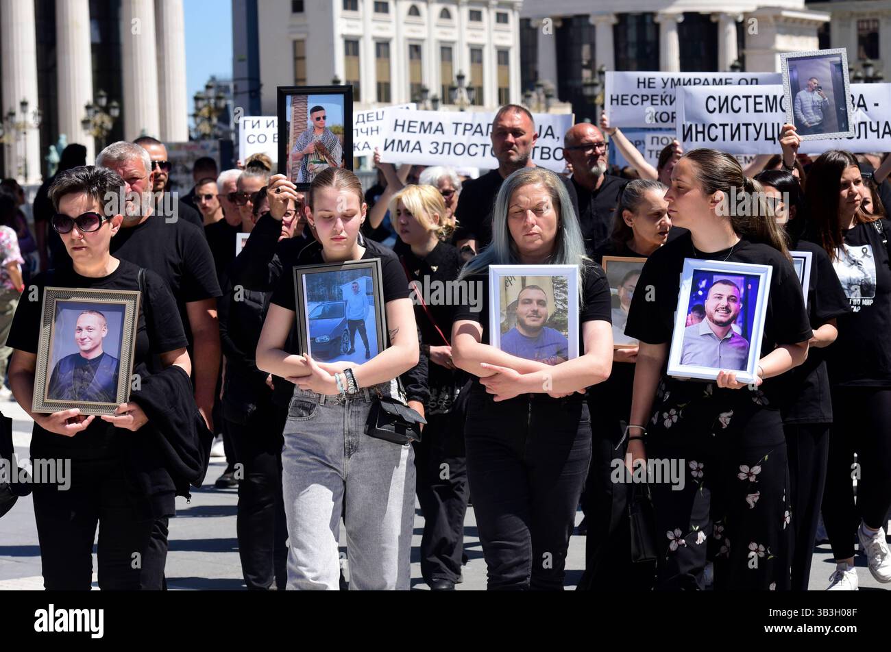 Parents and relatives of the the Kocani nightclub fire victims hold ...