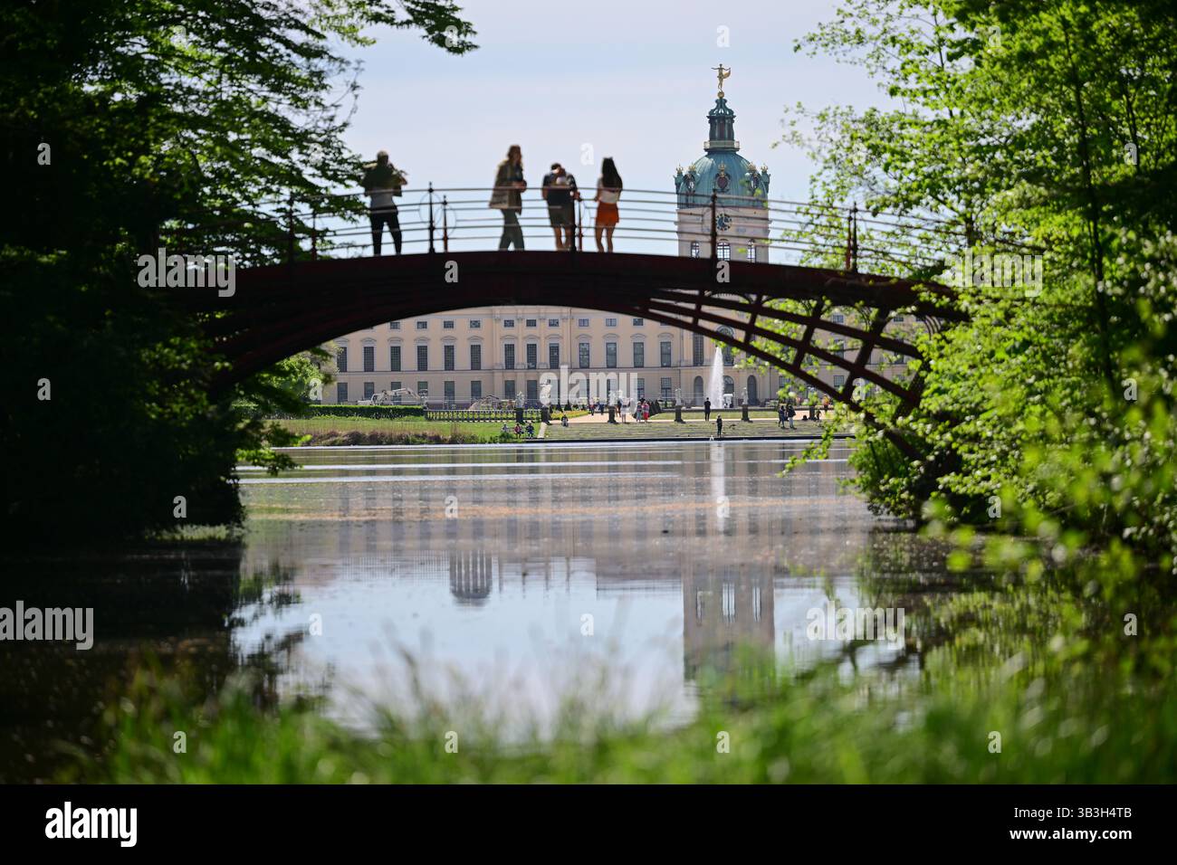 Berlin, Germany. 29th Apr, 2025. Visitors on the high bridge by the ...