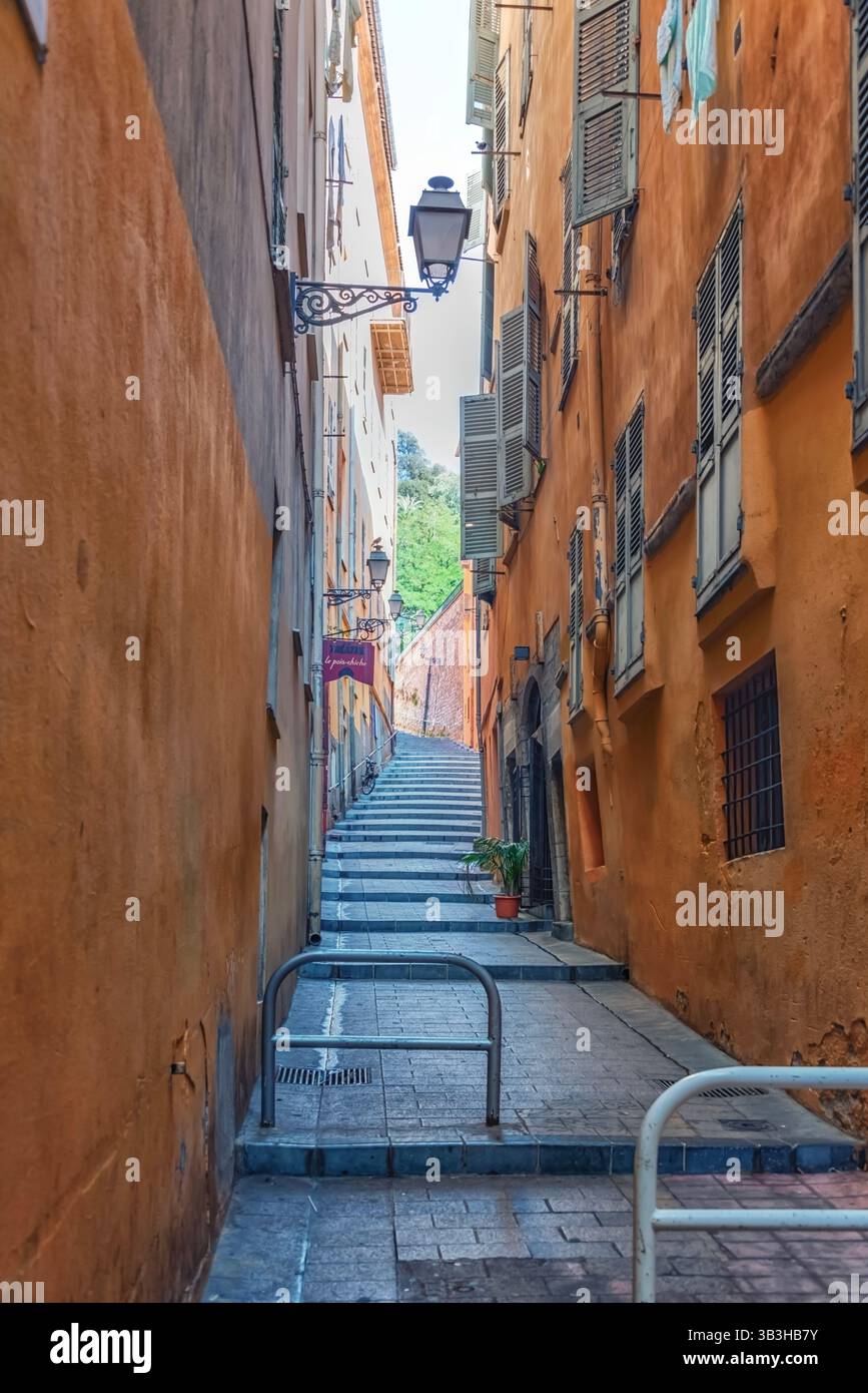 Small street in the old city of Nice Stock Photo - Alamy