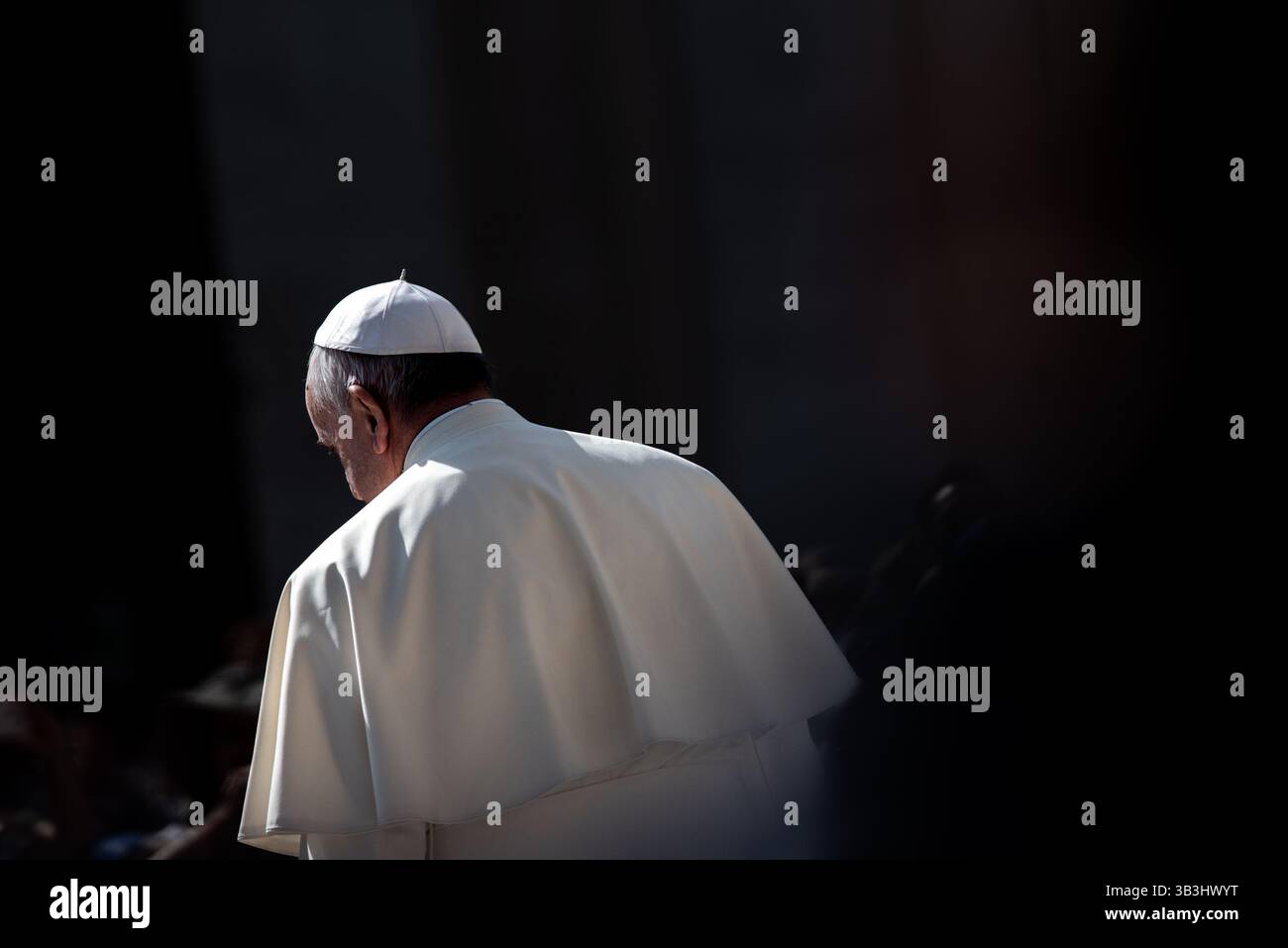 Pope Francis Potraited in black Shadows during his weekly feral ...