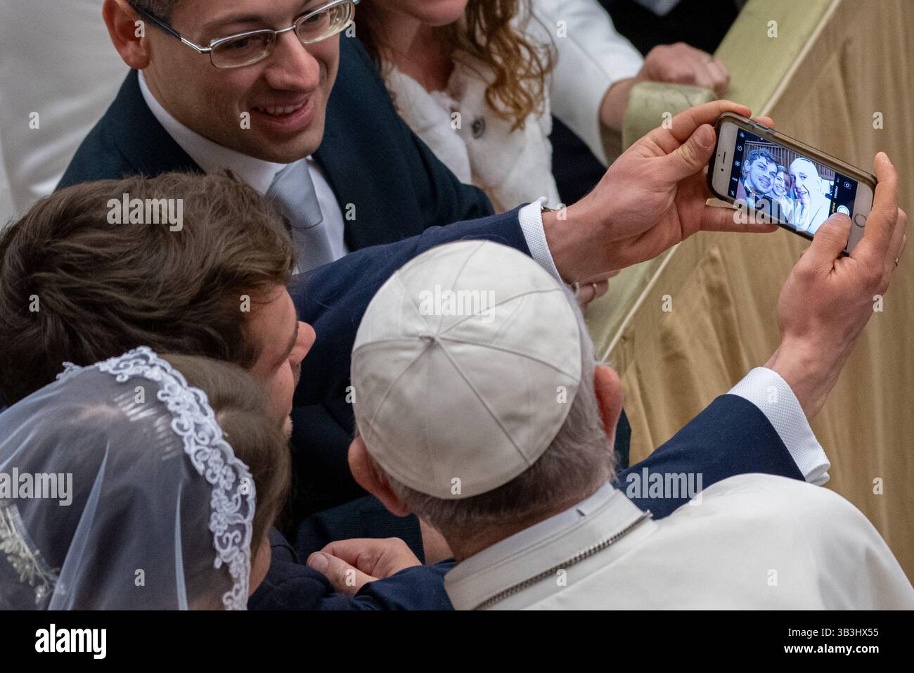 Pope Francis poses for a Delphine with two young pilgrims Stock Photo ...