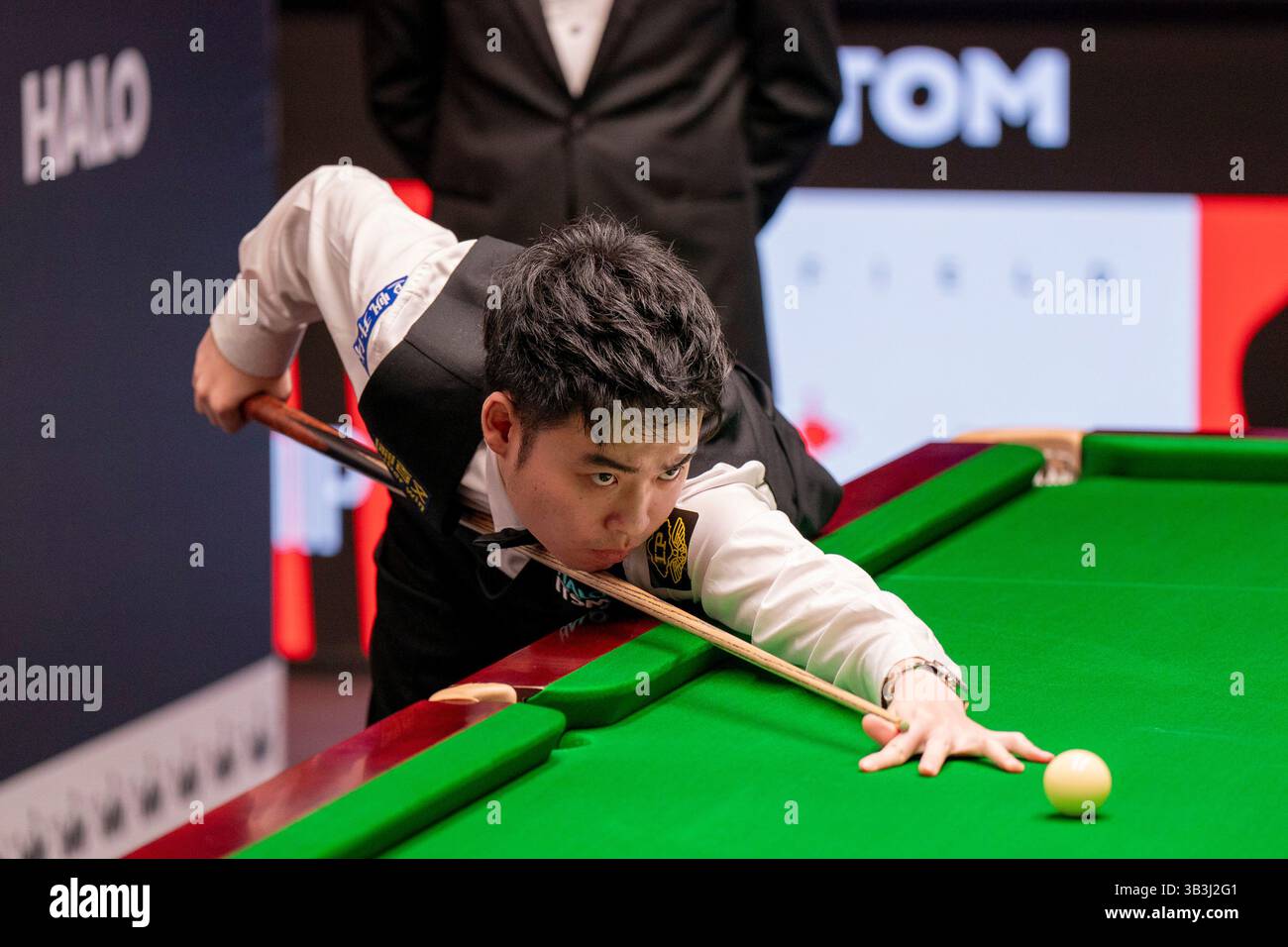 Sheffield, UK. 29th Apr, 2025. Si Jiahui during the 2025 Halo World Snooker Championship at The ...