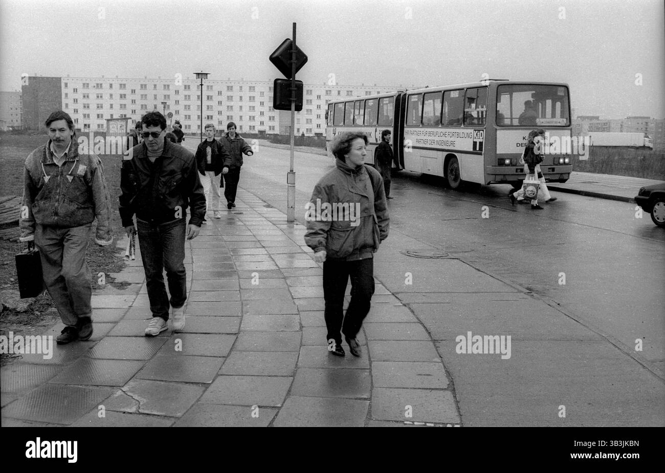 Berlin-Marzahn Deutschland, Berlin, 19.03.1992, Bushaltestelle in ...