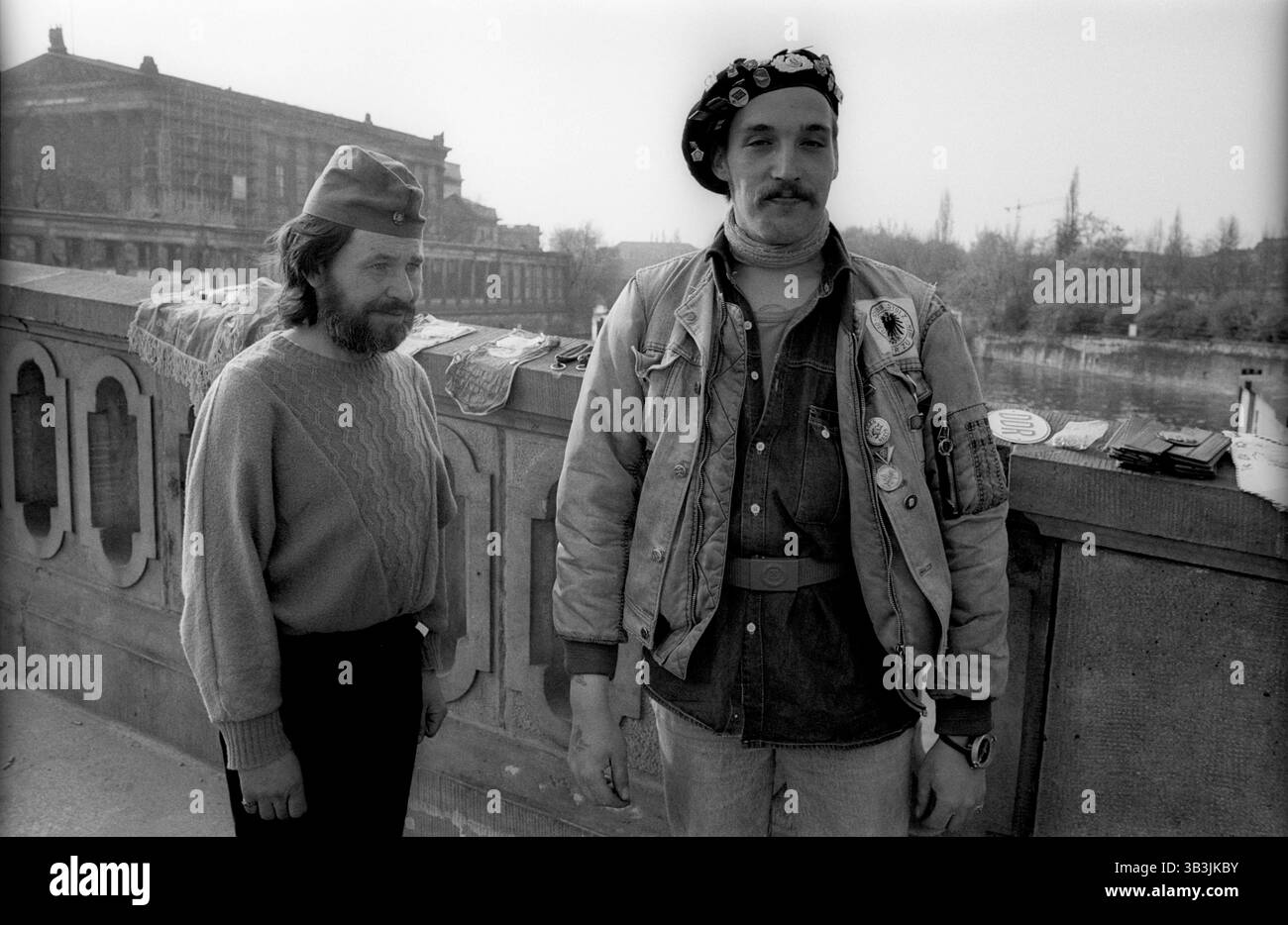 Straßenhandel Deutschland, Berlin, 05.04.1992, DDR - Andenkenverkäufer ...