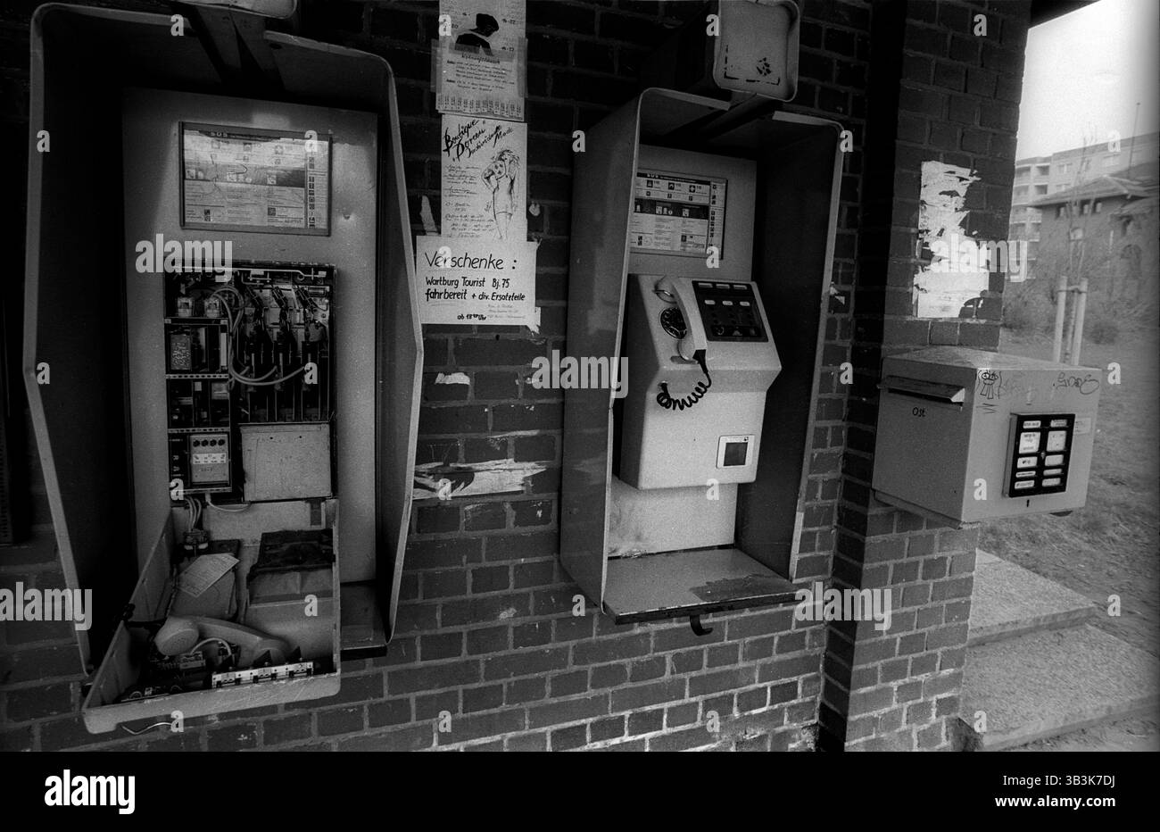öffentliche Telefone Deutschland, Berlin, 04.04.1992, zerstörtes DDR ...