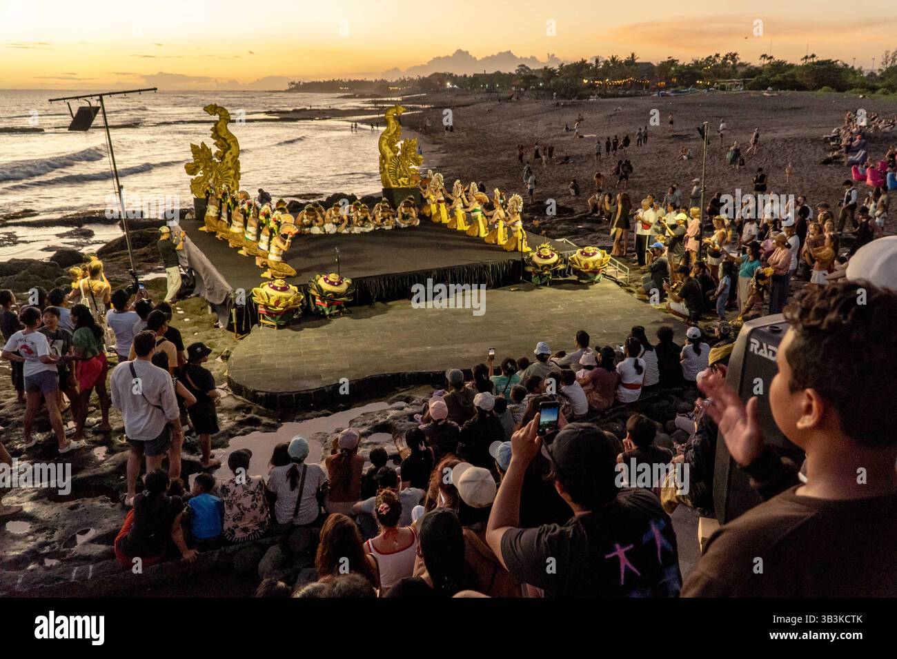 Bali, Indonesia. 29th Apr, 2025. People watch as artists perform the ...