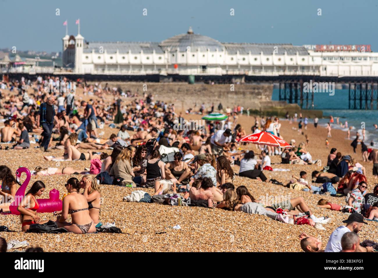 Brighton, April 29th 2025: Crowds enjoying the scorching temperatures ...