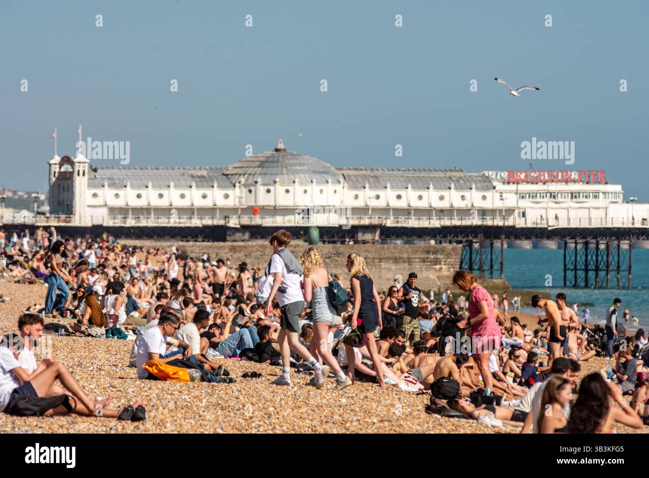 Brighton, April 29th 2025: Crowds enjoying the scorching temperatures ...