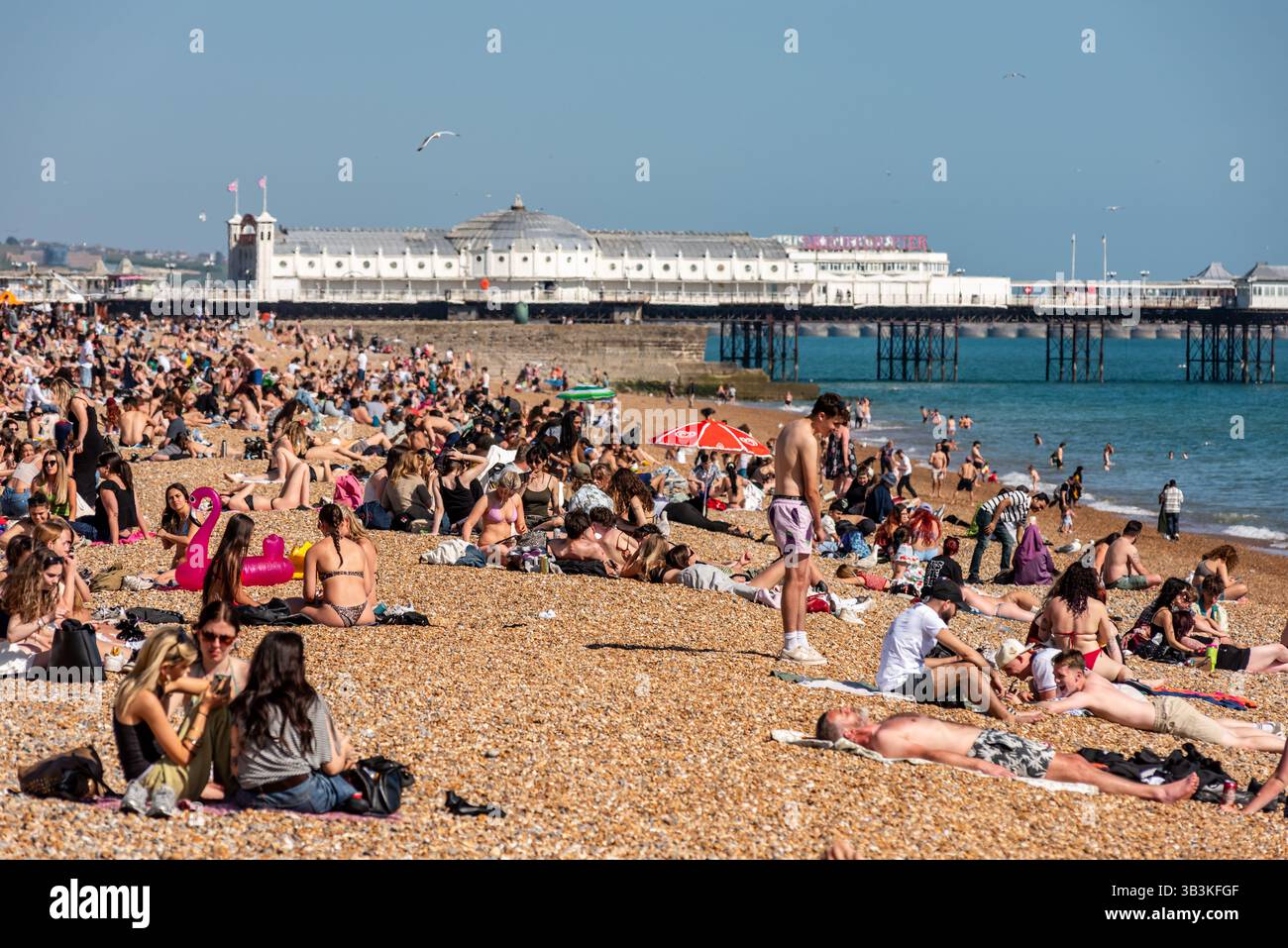 Brighton, April 29th 2025: Crowds enjoying the scorching temperatures ...