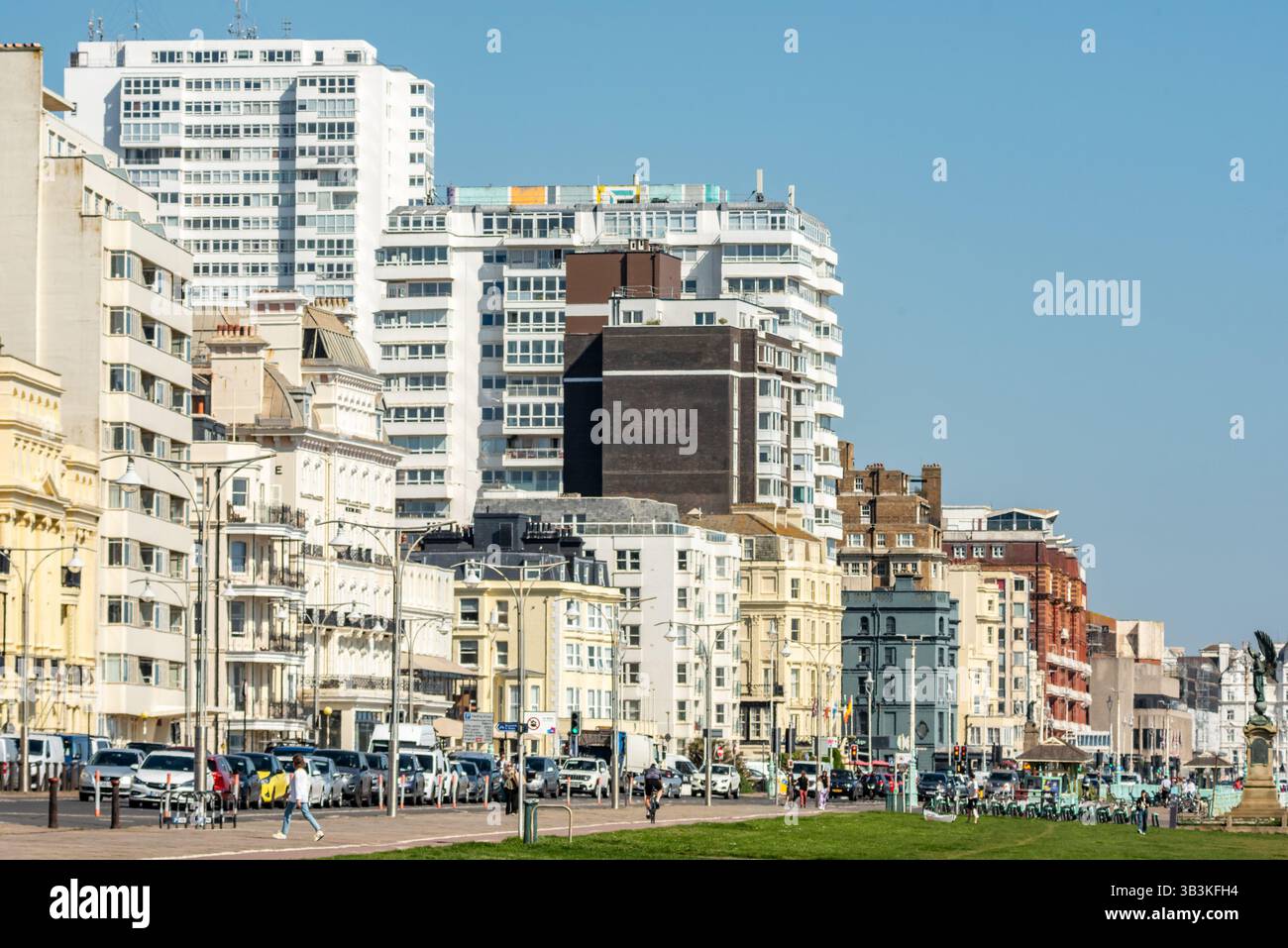 Brighton, April 29th 2025: Crowds enjoying the scorching temperatures ...