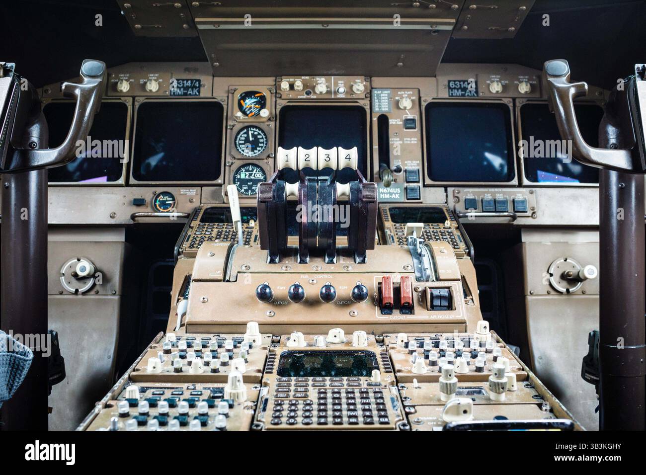 Boeing 747 1970 cockpit hi-res stock photography and images - Alamy