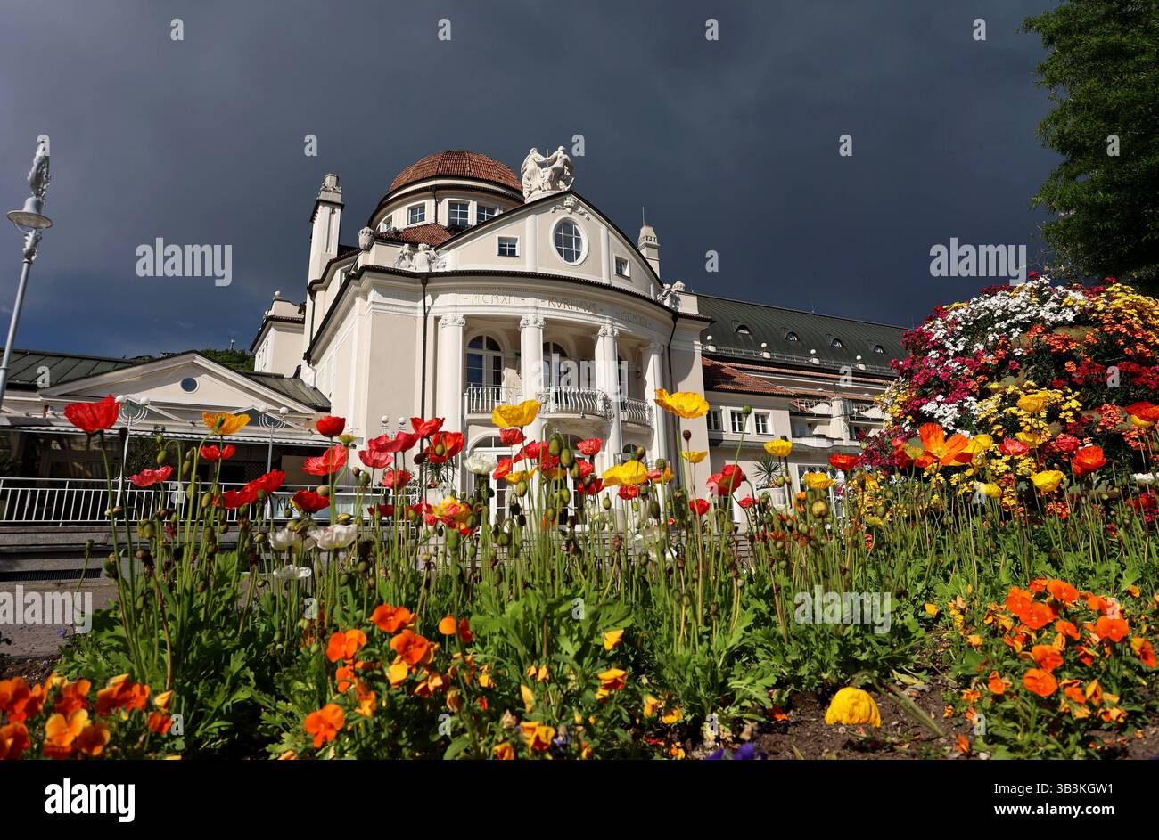 Ein Frühsommertag in Meran, Merano. Hier der Blick von der Kurpromenade ...