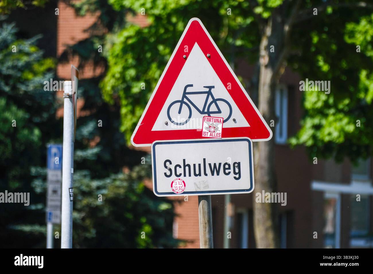 Düsseldorf 29.04.2025 Verkehrsschild Schulweg spielende Kinder Achtung ...