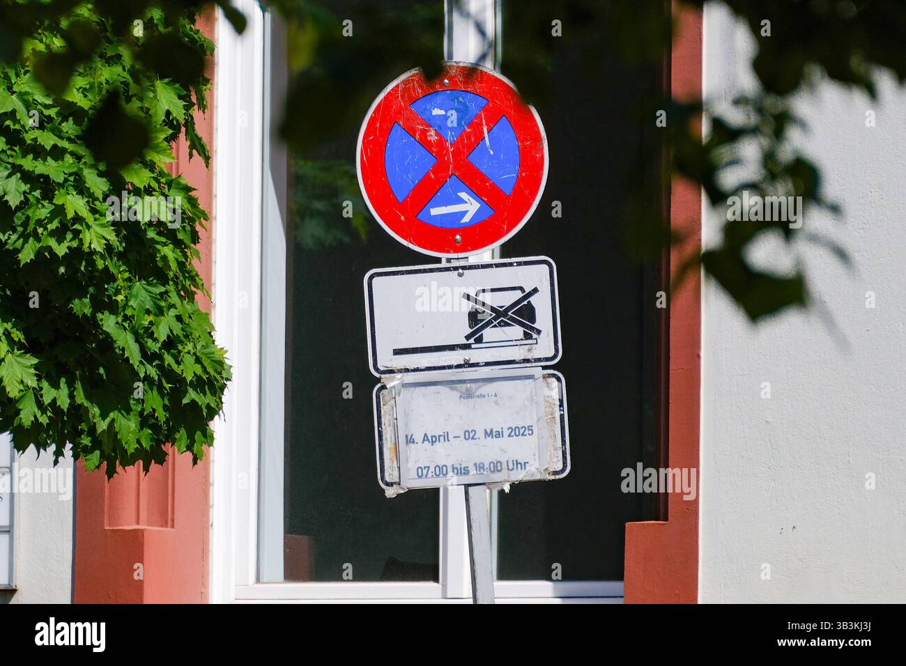 Düsseldorf 29.04.2025 Absolutes Halteverbot Parkverbot Verkehrszeichen ...
