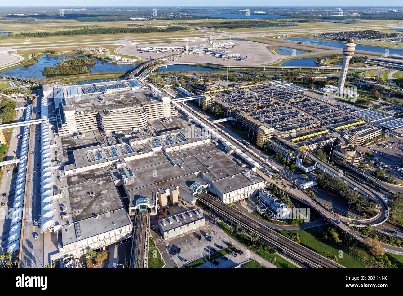 Luftbild des Flughafen Orlando International Airport mit Terminal ...