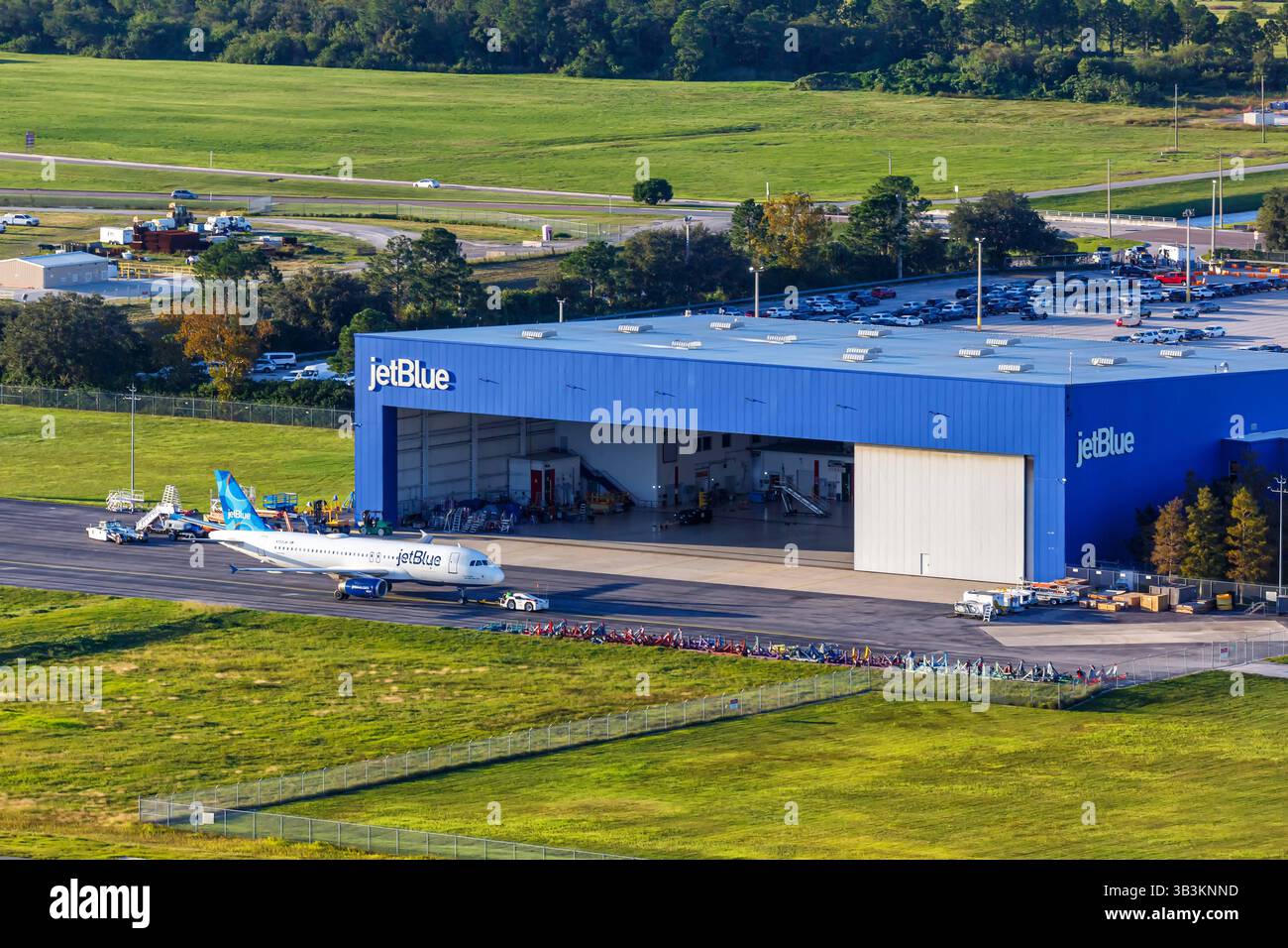 Luftbild JetBlue Airbus A320 Flugzeug Hangar Flughafen Orlando, USA ...