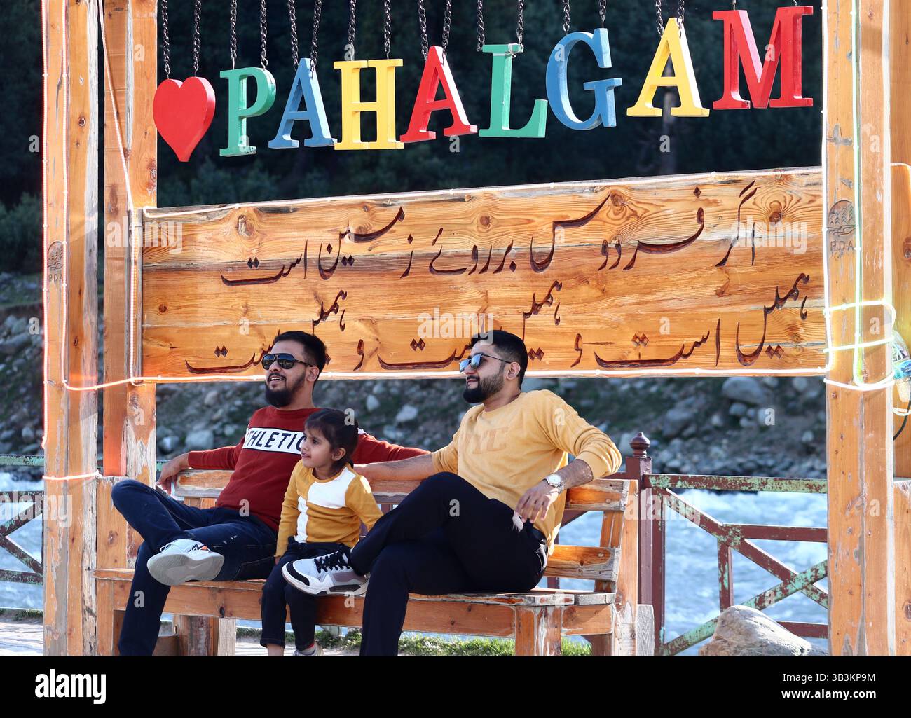 Srinagar, Jammu And Kashmir, India. 28th Apr, 2025. Tourists return famous tourist destination ...