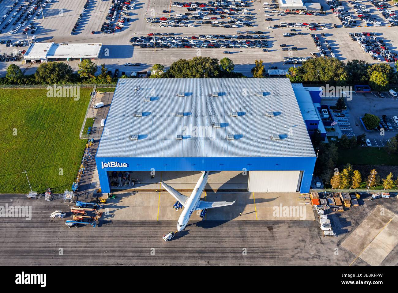 Luftbild JetBlue Airbus A320 Flugzeug Hangar Flughafen Orlando, USA ...