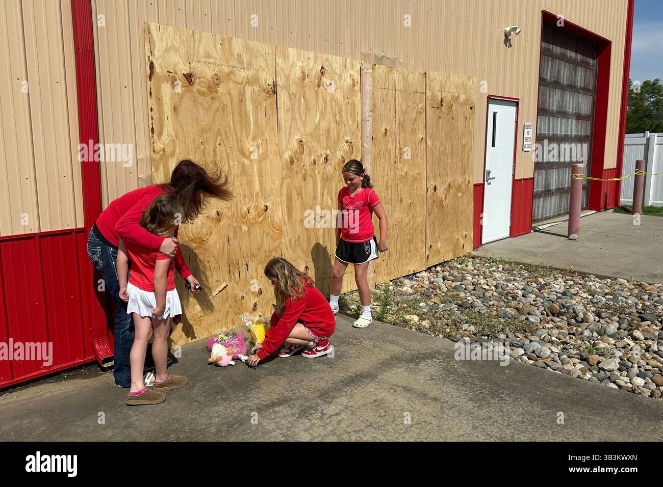 Jennifer Walston, 43, hugs daughter Lexi Walston, 6, while sisters ...