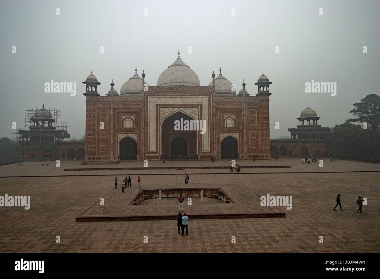 AGRA, UTTAR PRADESH, INDIA - JANUARY 29, 2024 the Taj Mahal on a misty ...
