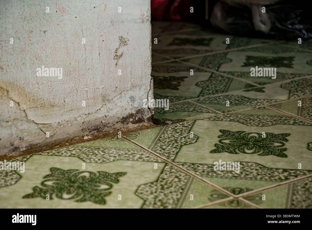 Cracked wall and patterned floor tiles in an old room Stock Photo - Alamy