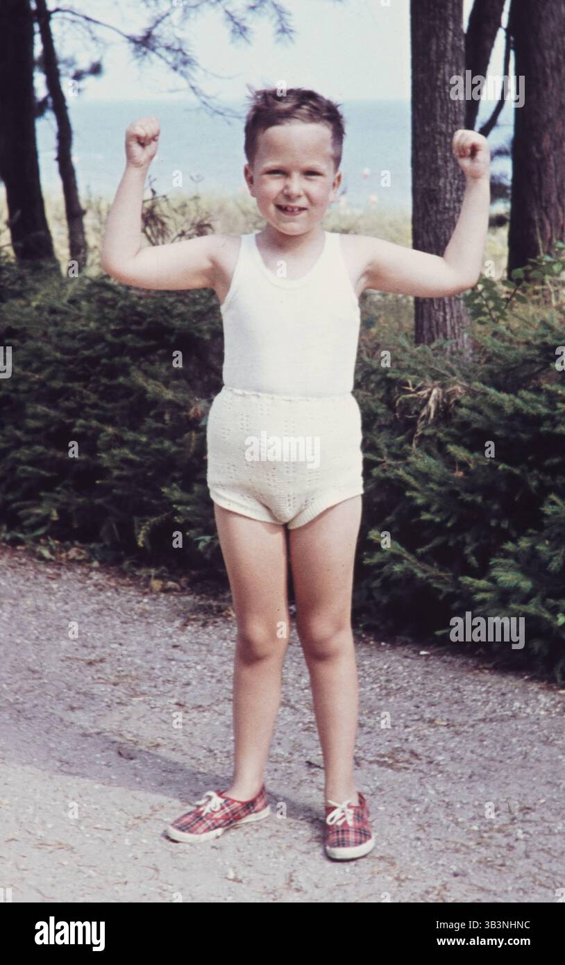 Knabe GER, 20230130, Aufnahme, ca. 1960 , Junge beim Krafttraining ...