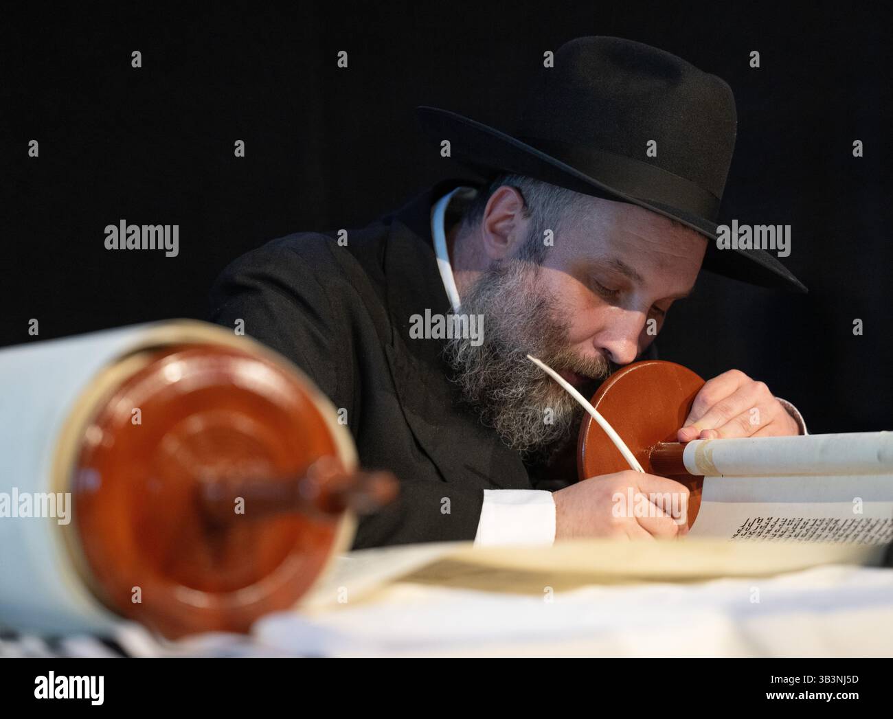 Hanau, Germany. 29th Apr, 2025. A "Schofer" (Torah scribe) adds the ...