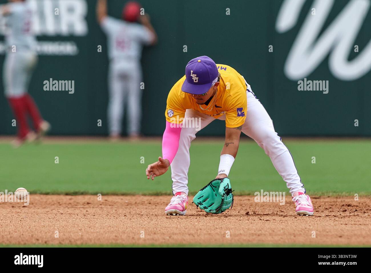 Baton Rouge, LA, USA. 19th Apr, 2025. LSU shortstop Steven Milam (4 ...
