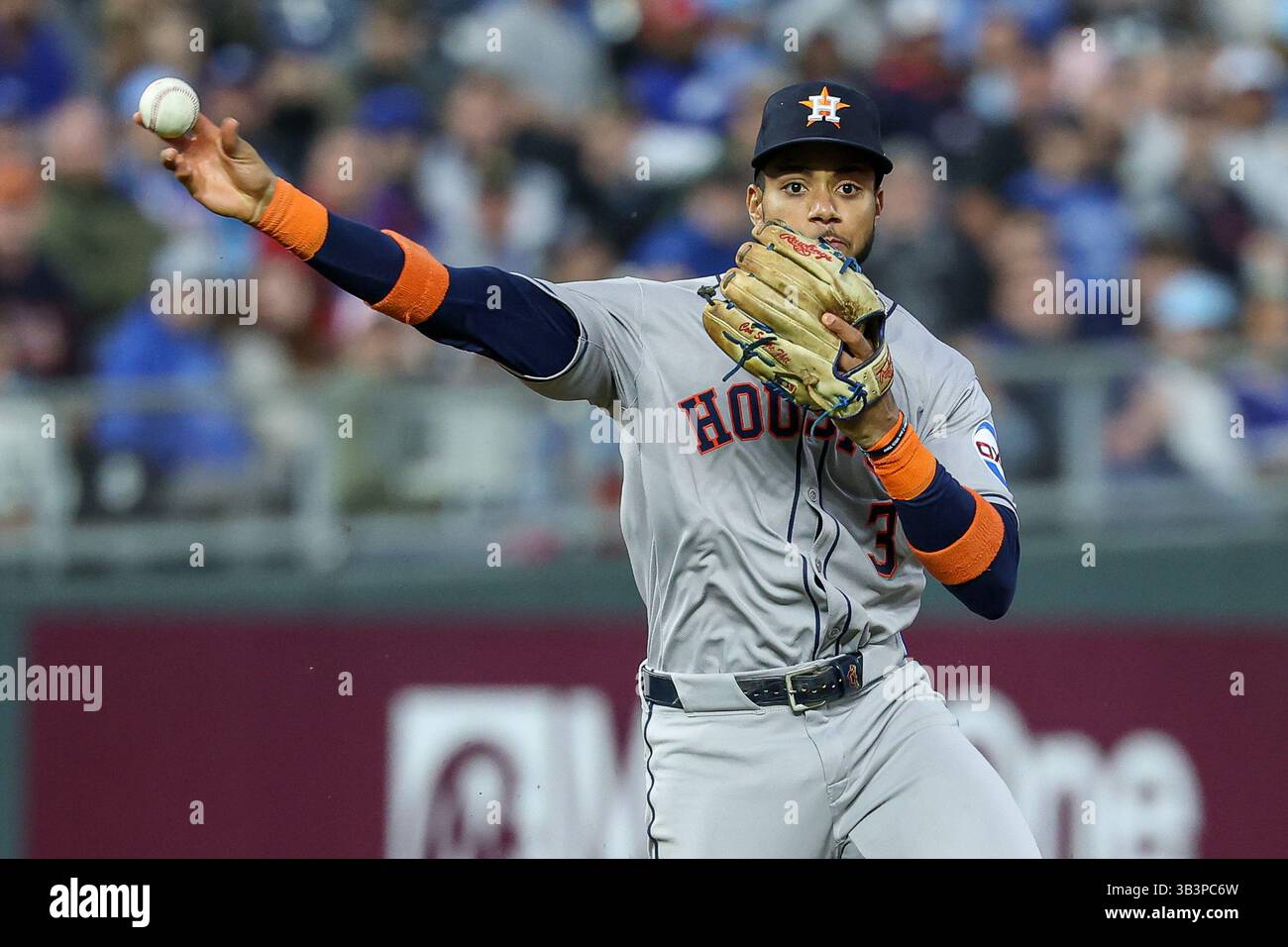 April 25, 2025: Houston Astros shortstop Jeremy Pena (3) throws to ...