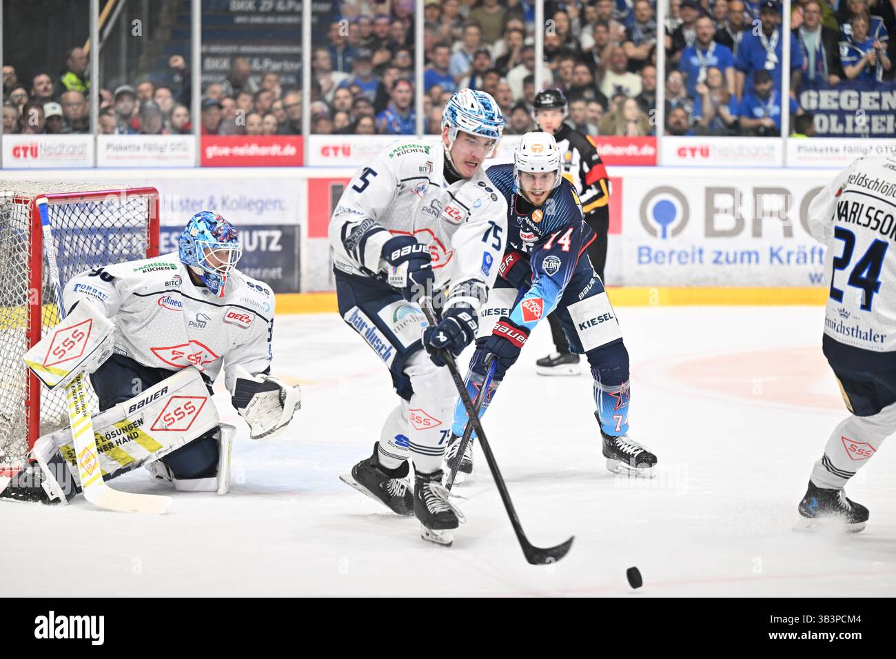 Ravensburg, Germany. 29th Apr, 2025. Ice hockey: DEL2, Towerstars Ravensburg vs. Dresdner ...