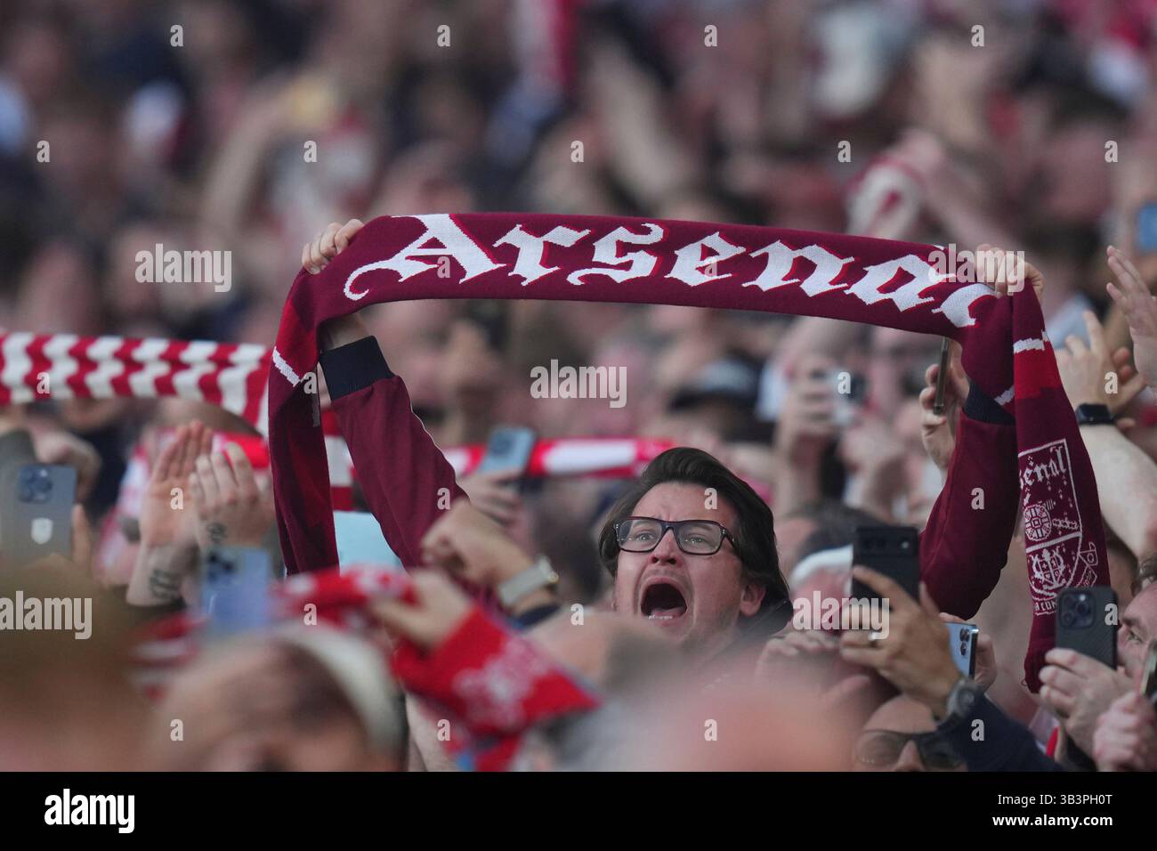 Arsenal fans cheer prior to the Champions League semifinal first leg ...