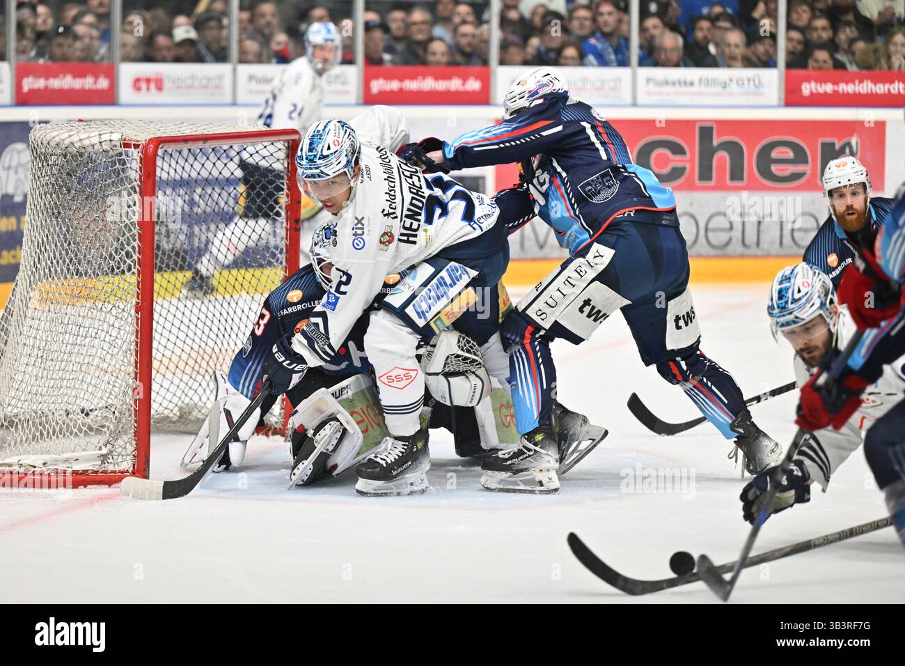 Ravensburg, Germany. 29th Apr, 2025. Ice hockey: DEL2, Towerstars Ravensburg vs. Dresdner ...