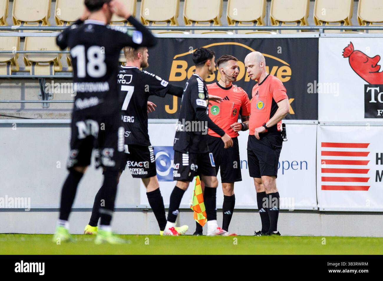 Falkenberg, Sverige. 29th Apr, 2025. 250429 Domare Pontus Olofsson ...