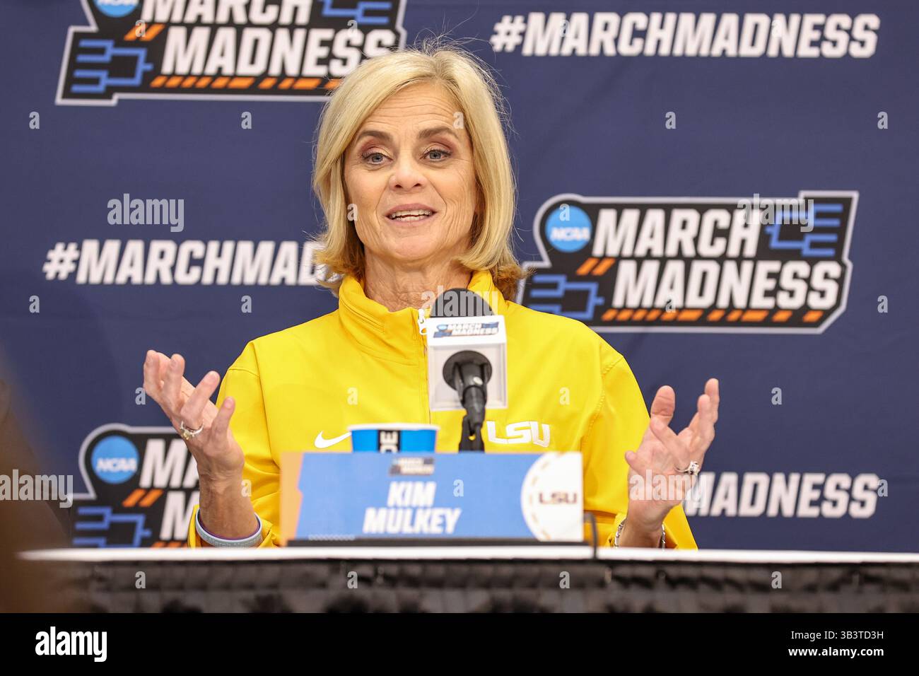 Baton Rouge, LA, USA. 21st Mar, 2025. LSU Head Coach Kim Mulkey meets ...