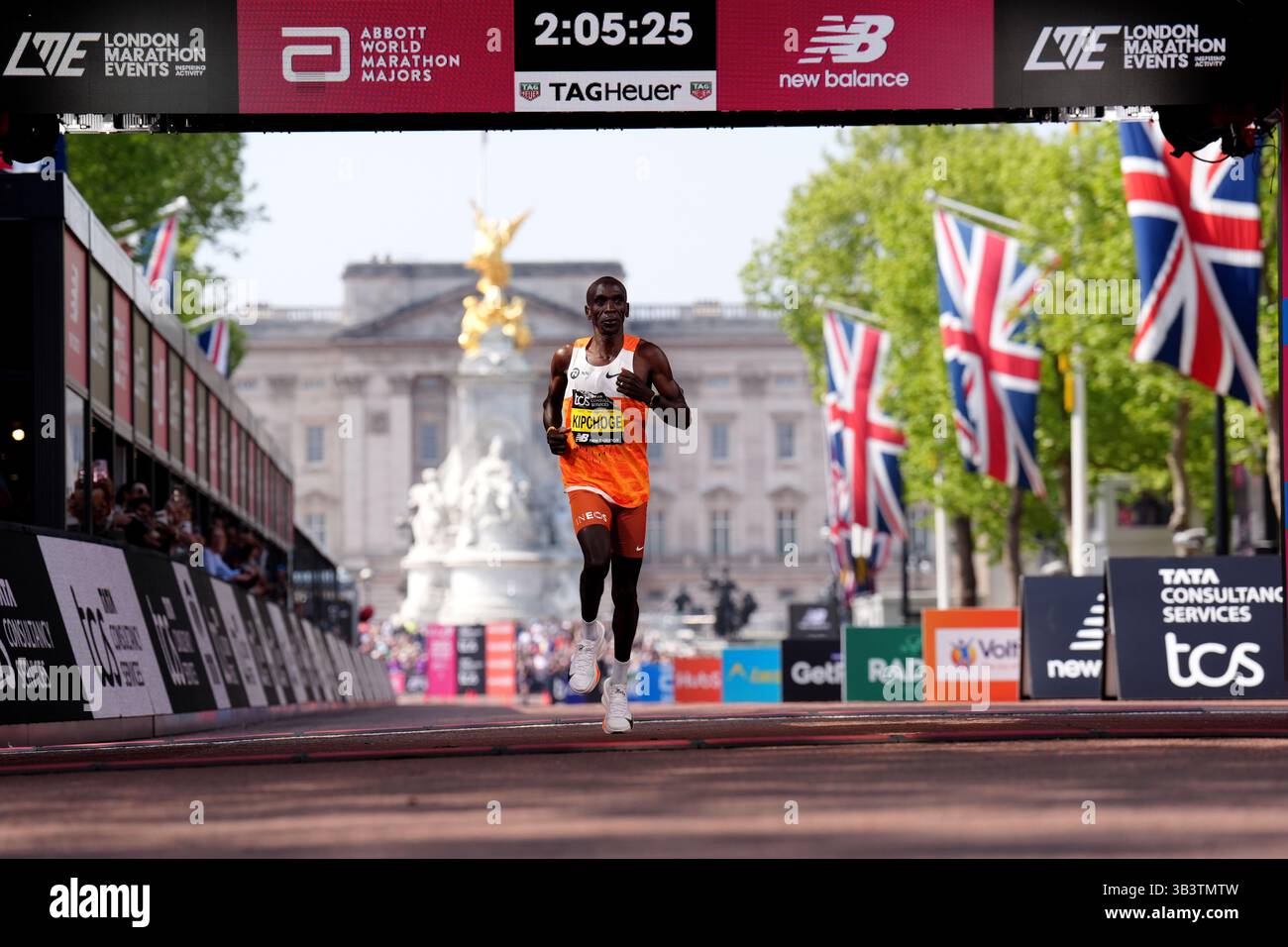 Eliud Kipchoge comes home to finish the men’s elite race during the TCS ...