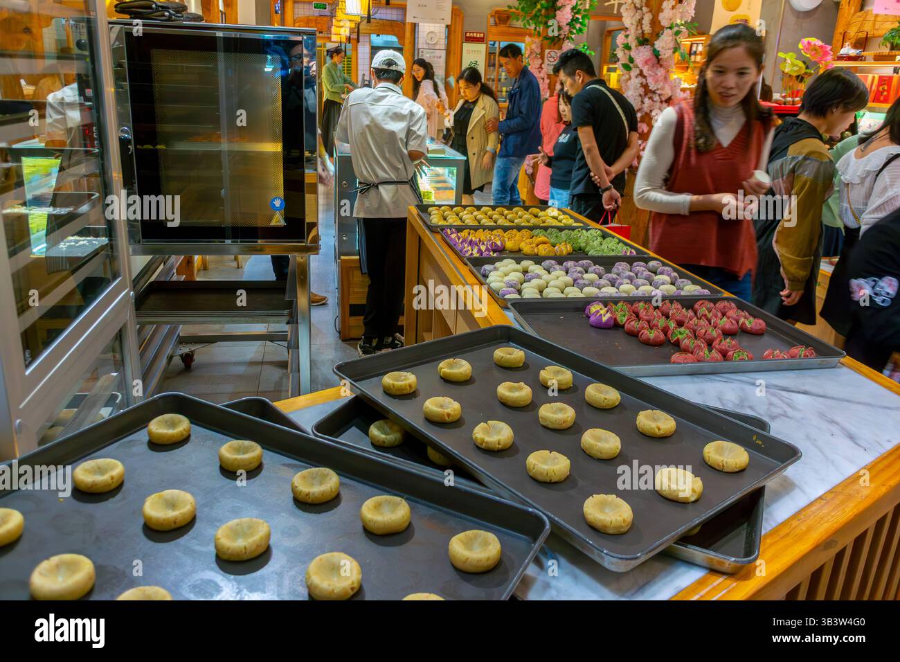 Hangzhou, China, Crowd Chinese, Tourists Visiting Old Historic City ...