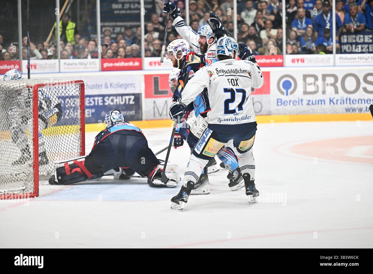 Ravensburg, Germany. 29th Apr, 2025. Ice hockey: DEL2, Towerstars Ravensburg against Dresdner ...