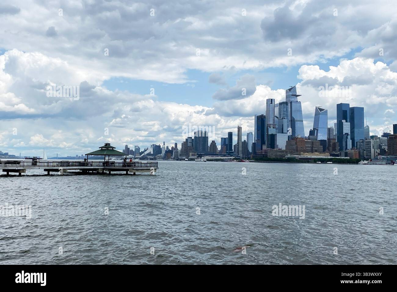 Iconic New York skyline from city waterfront Stock Photo - Alamy