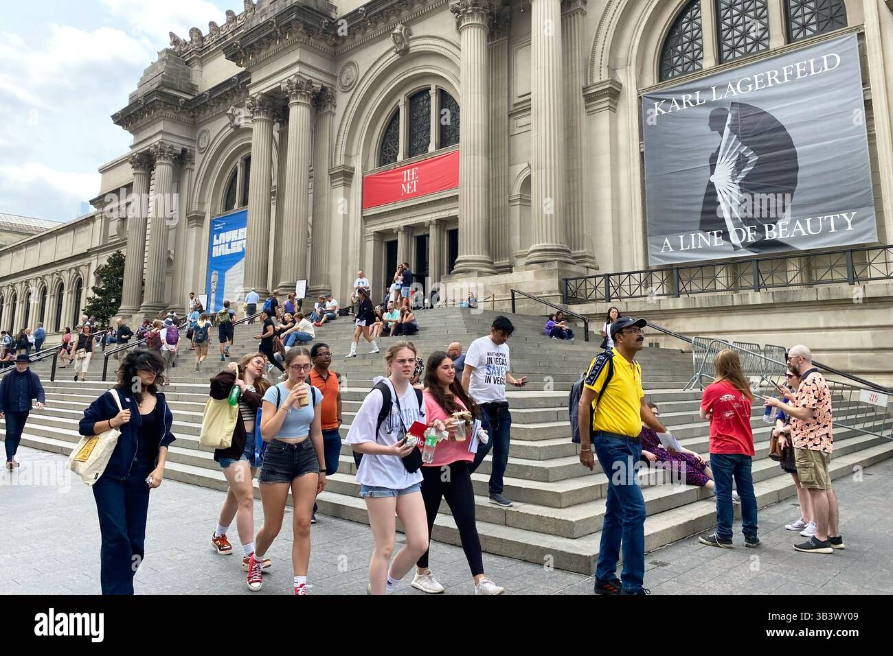 Fast city life in NYC with crowd movement and street traffic under ...