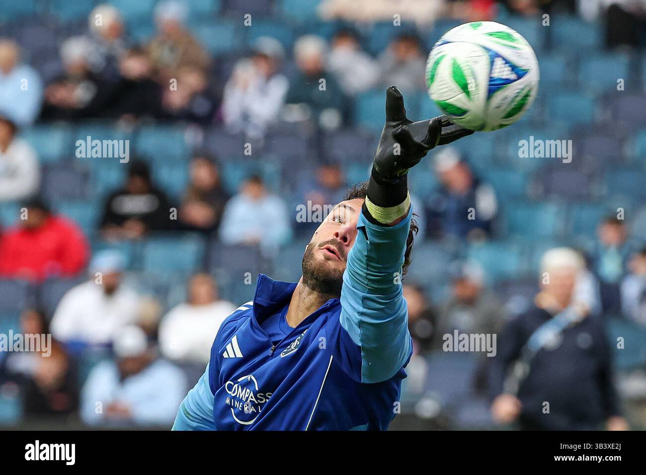 Kansas City, KS, USA. 22nd Mar, 2025. Sporting Kansas City goalkeeper ...