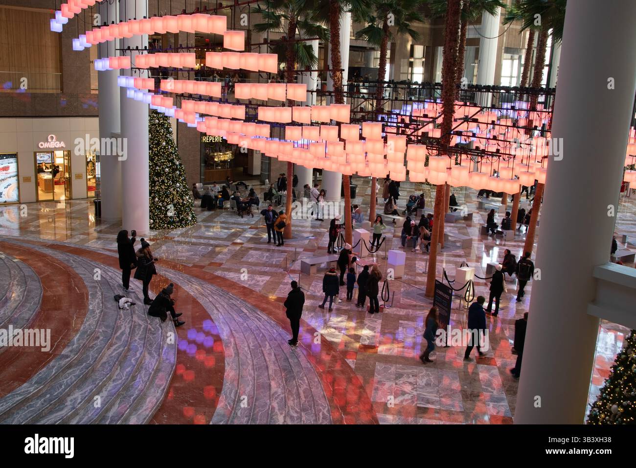 Winter Garden Atrium in Manhattan NYC shopping center with travelers ...
