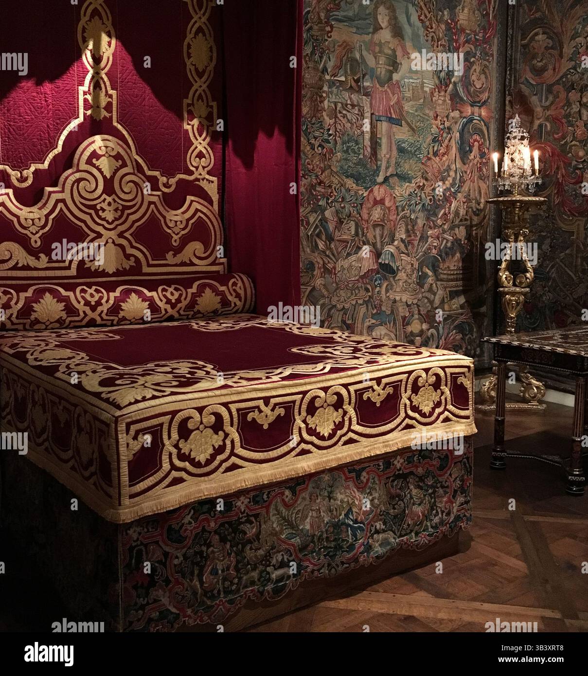 New York Metropolitan Museum with crowd viewing art exhibition inside ...